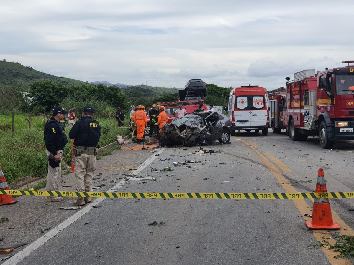 Duas pessoas morrem e uma fica gravemente ferida em acidente na BR-381, na saída de Governador ...