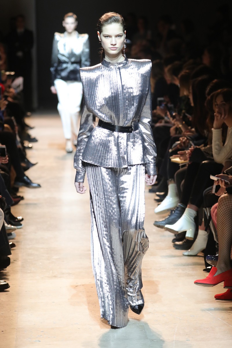 Mugler passeia em seu habitat natural com inverno 2018 oitentista ...