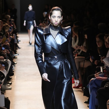 Mugler passeia em seu habitat natural com inverno 2018 oitentista ...