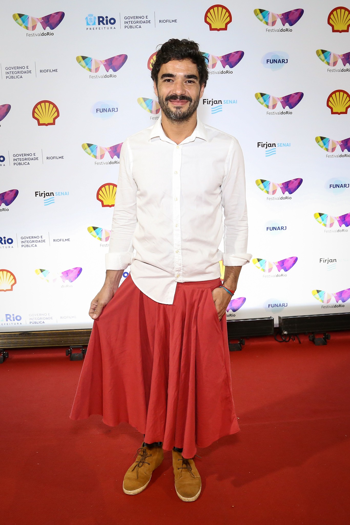 Ao lado de Luisa Arraes, Caio Blat aposta em look de saia para Festival ...