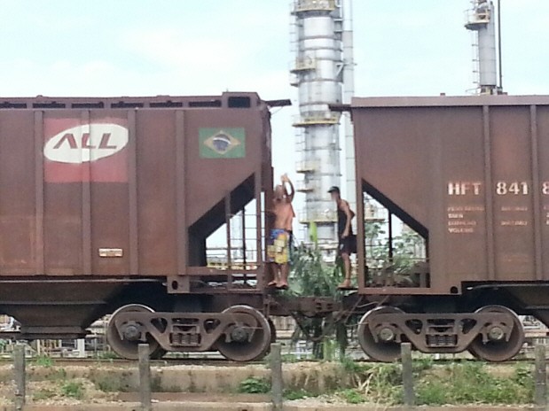 G1 - Jovens pegam carona no engate de trem em Cubatão, SP - notícias em ...