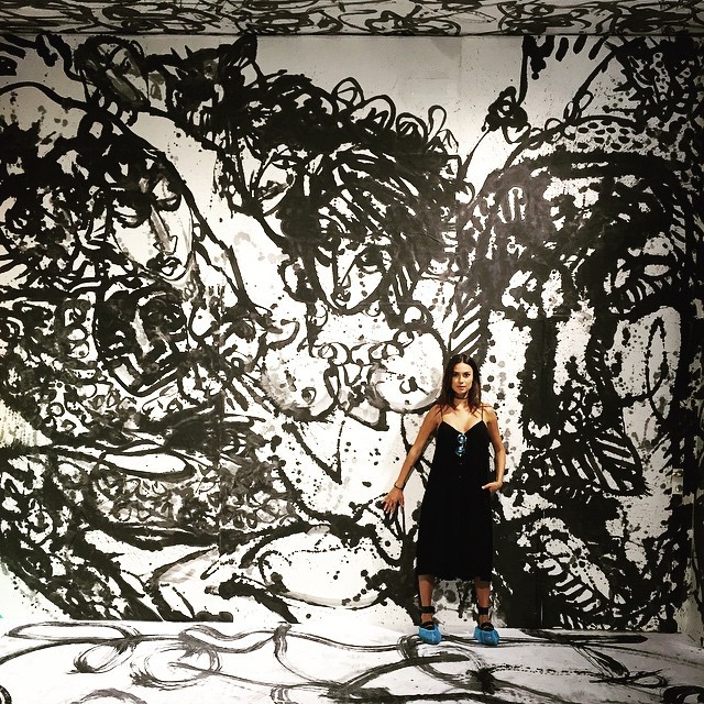 Poderosa! Thaila Ayala posa cheia de estilo em cima de Ferrari em ...