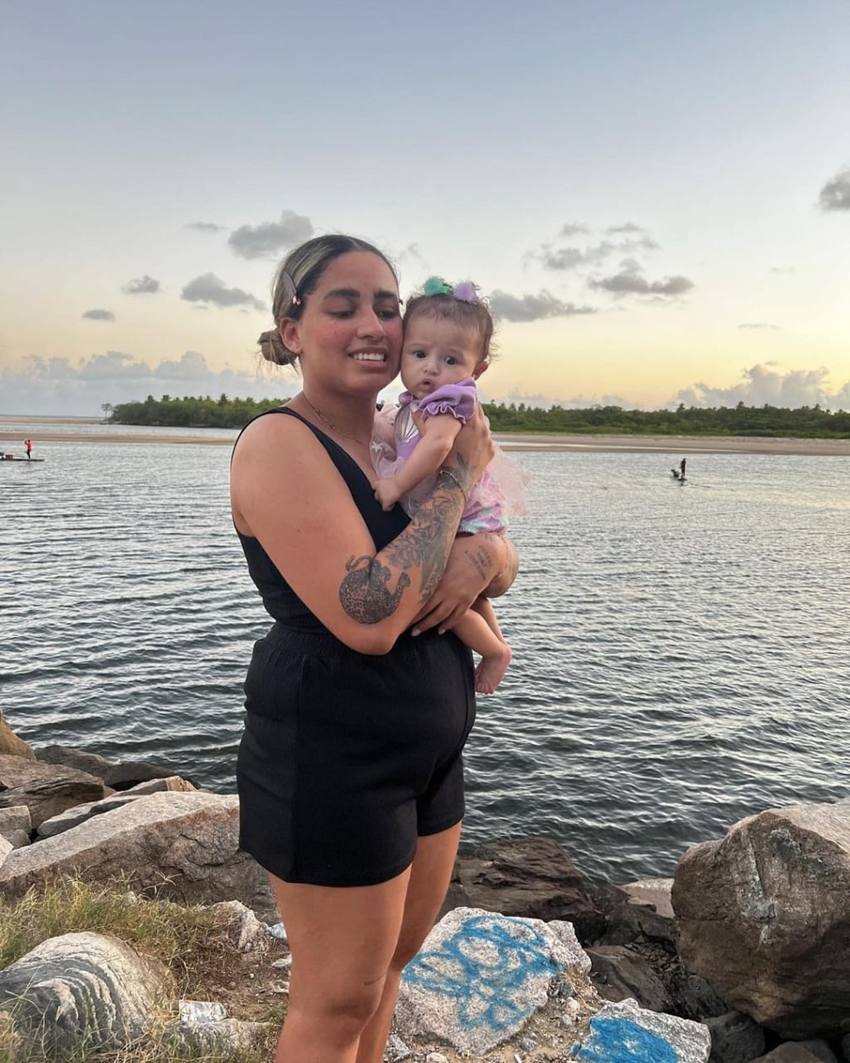 MC Loma exibe momento fofo com a filha em cenário paradisíaco ...