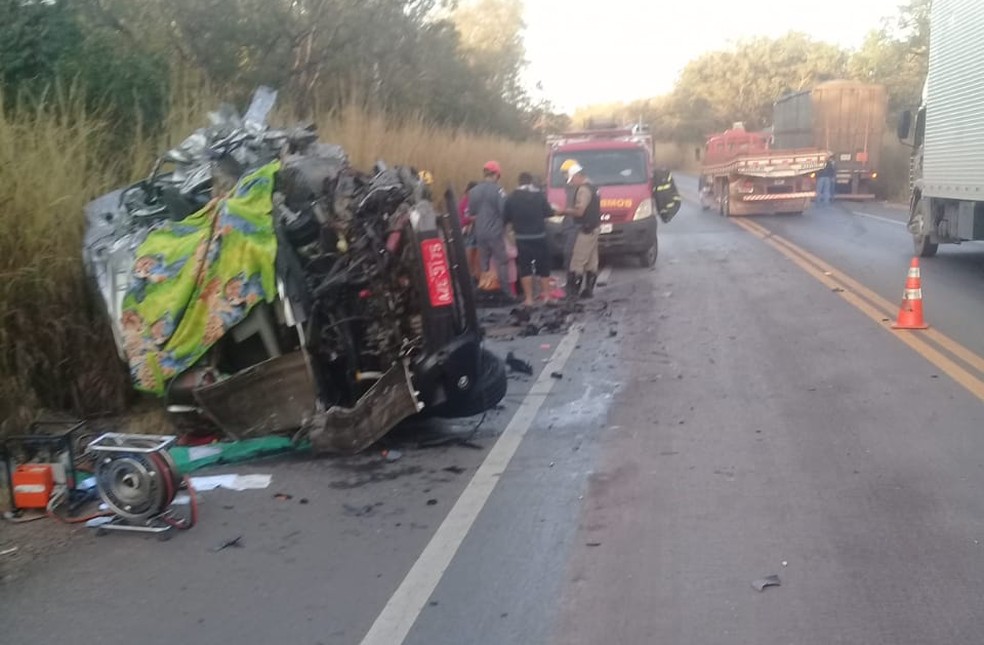 Acidente entre van e caminhão deixa mortos e feridos na BR-135, em Curvelo | Grande Minas | G1