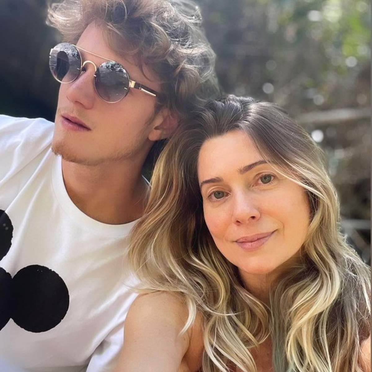 Letícia Spiller posa com o filho e fãs brincam: "Raí e Babalu ...