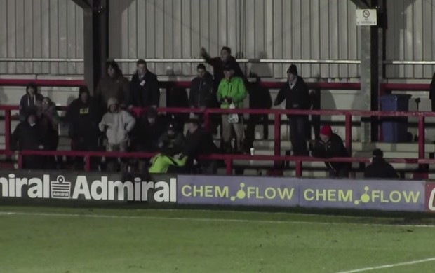 Goleiro leva soco ao discutir com torcedor na Inglaterra | Blog Brasil ...