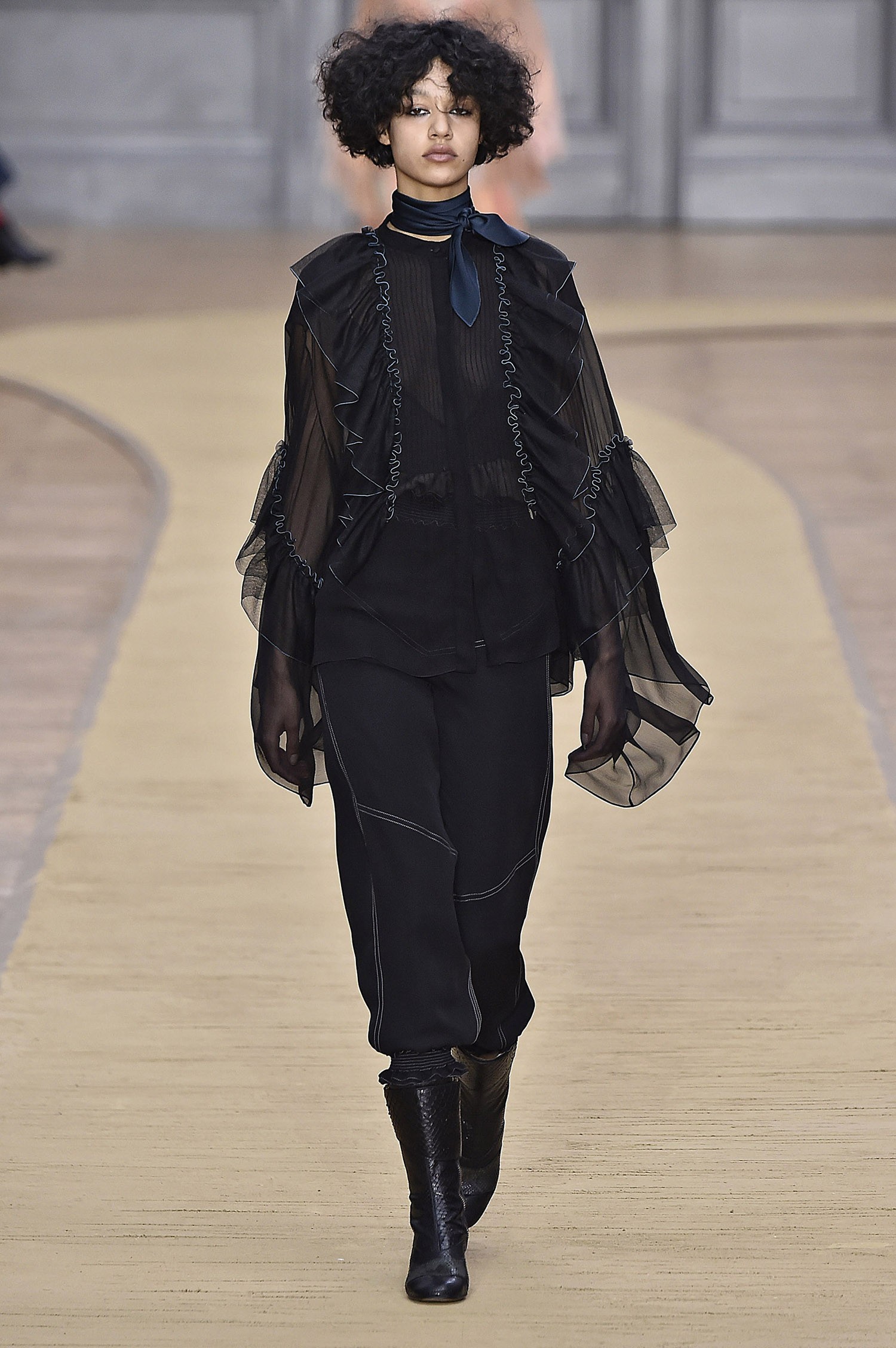 Rainha do boho contemporâneo, Chloé traz inverno 2017 esperto e ...