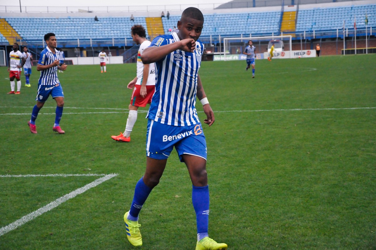 Matheus Lucas tem luxação no ombro e está fora da reta final do ...