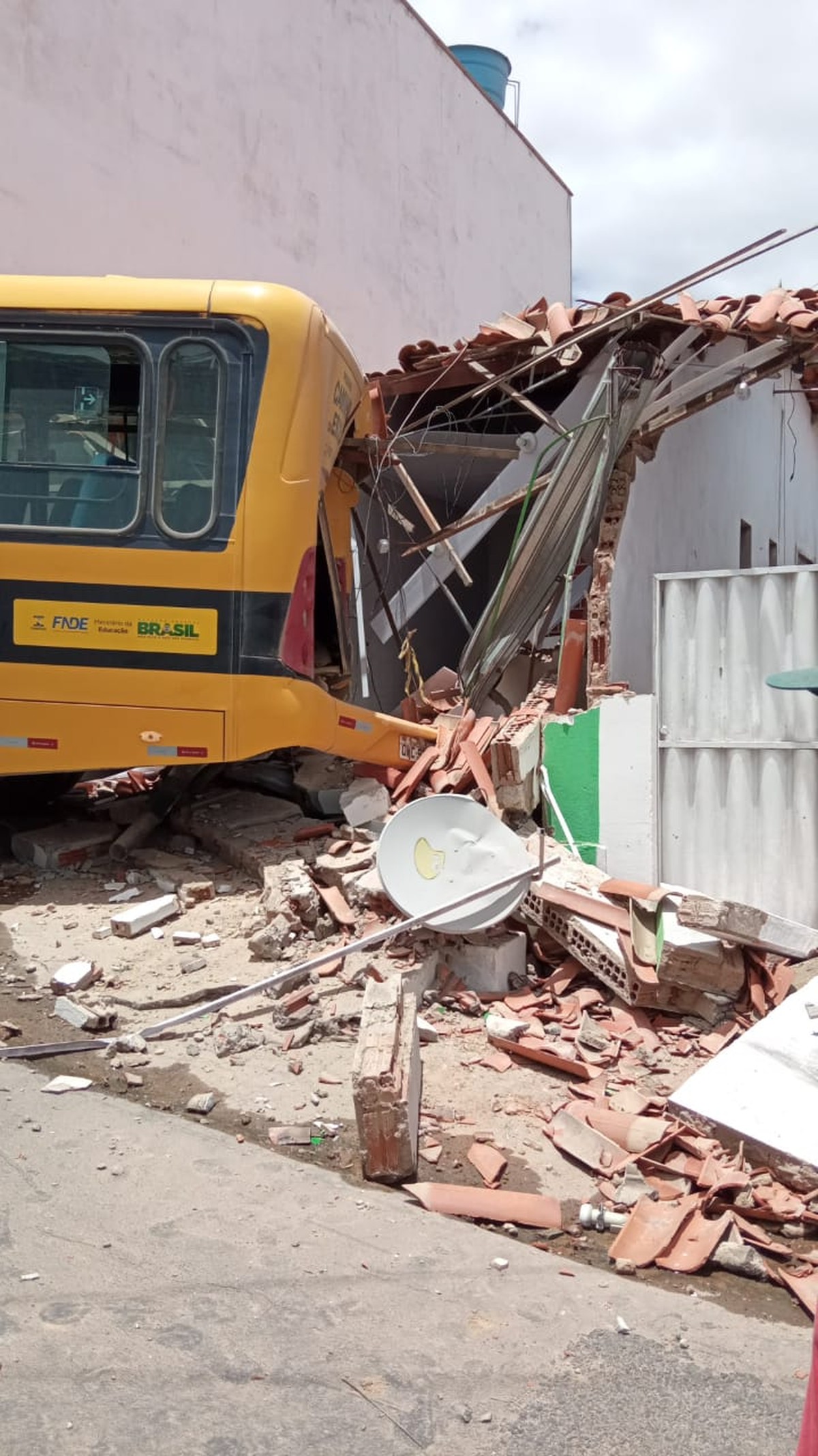Ônibus escolar desgovernado invade casa no interior do RN | Rio Grande do Norte | G1