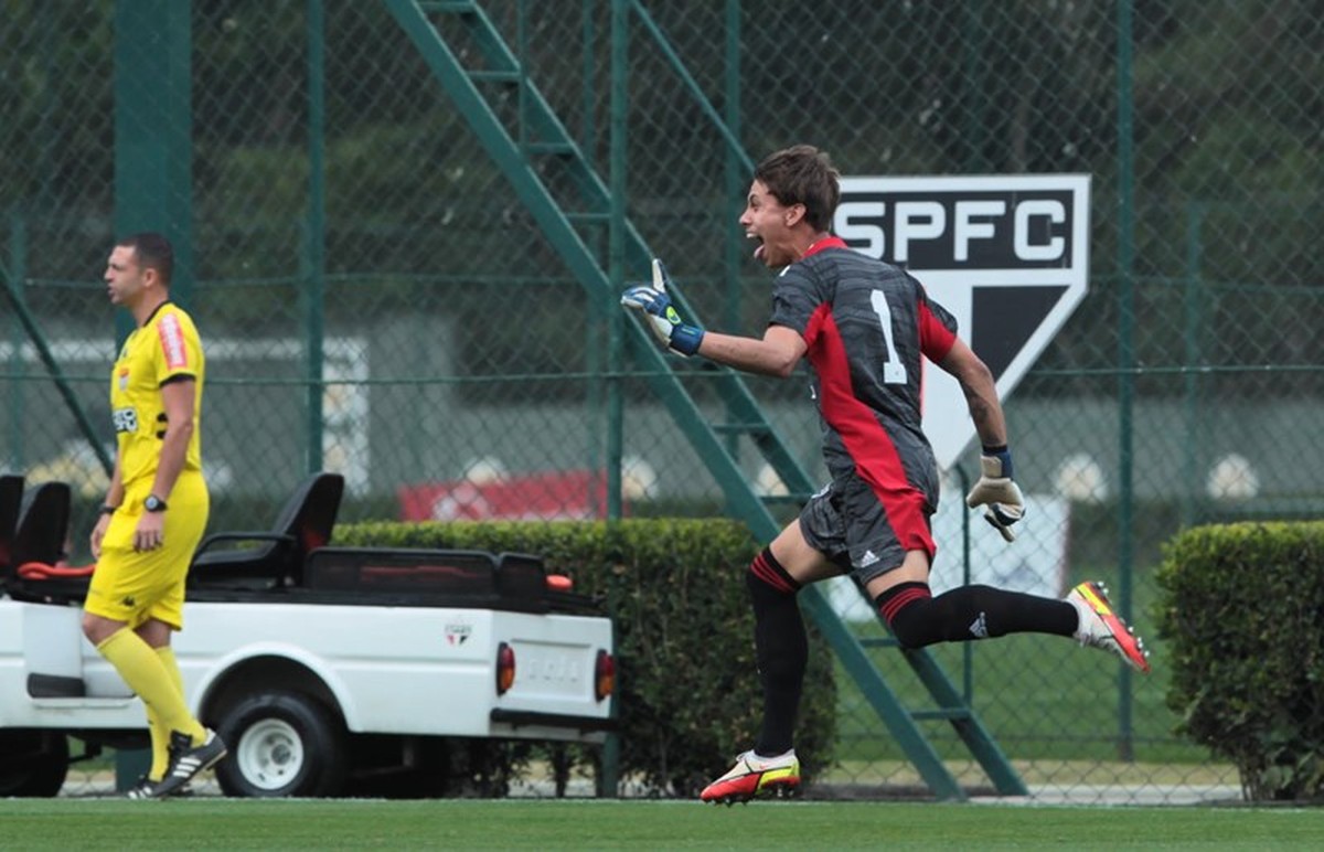 Carrasco de rivais e promessa precoce: quem é Leandro, o novo goleiro ...
