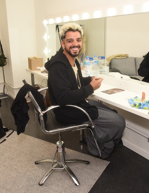 Agatha Moreira vai a teatro para assistir à estreia de Rodrigo Simas ...