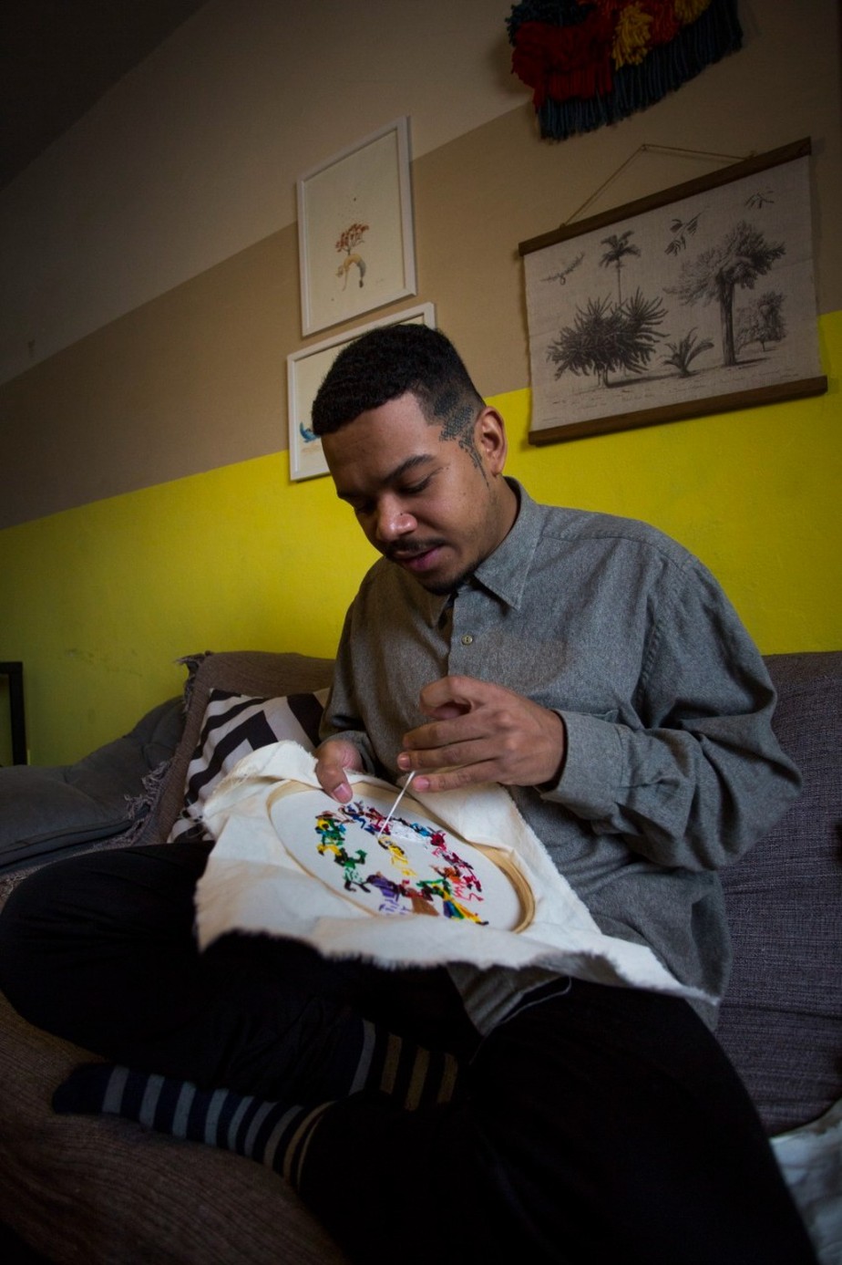 Kevin da Silva e seus bordados rompem com o estereótipo feminino ...