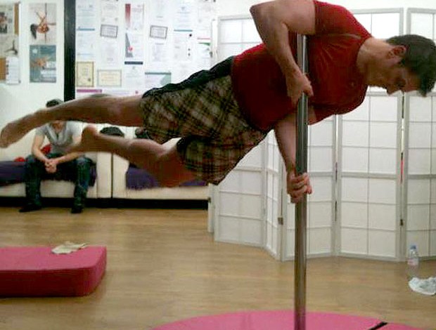 Ex-lutador de MMA se prepara para disputa de pole dance na Inglaterra ...