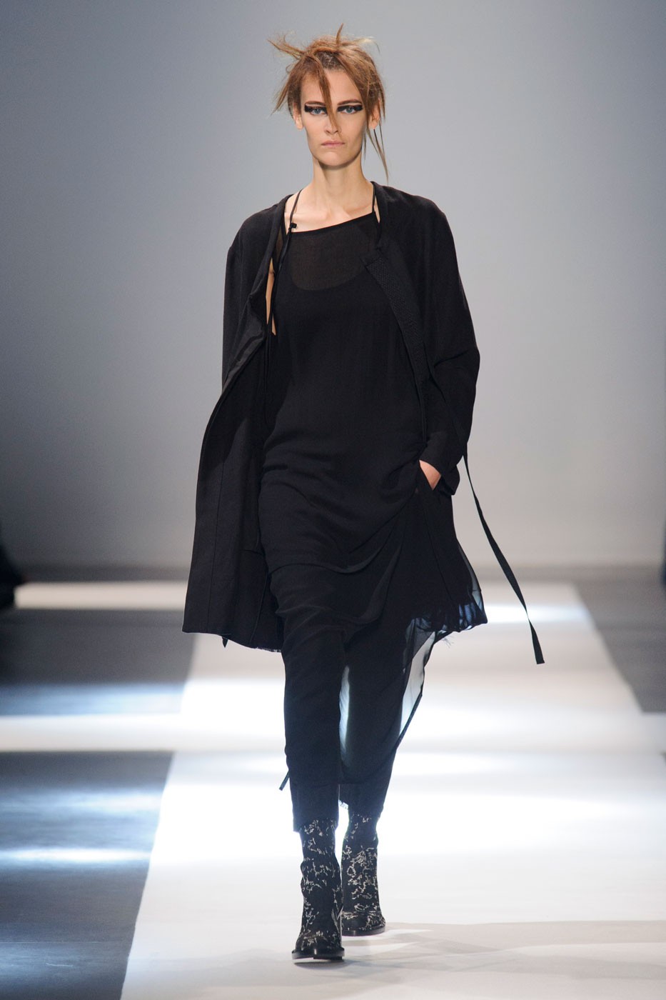 Ann Demeulemeester | Paris | Verão 2015 | Desfiles | Vogue