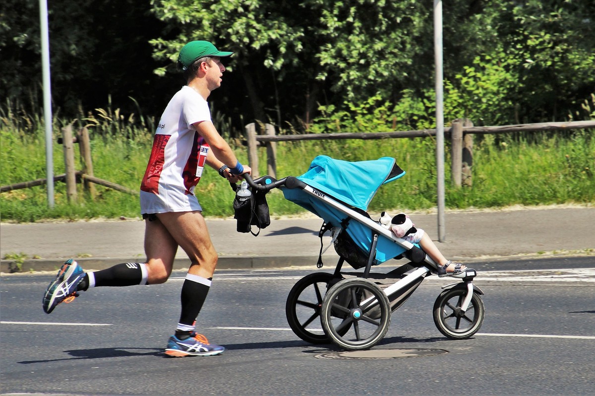 Corrida com bebês: dicas para pais e mães escolherem o carrinho certo ...