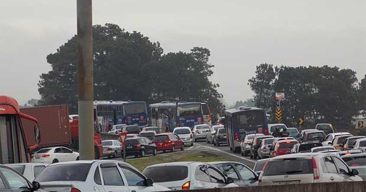 G1 - Caminhão tomba com 30 toneladas de pedrisco e fecha trevo da Bosch ...
