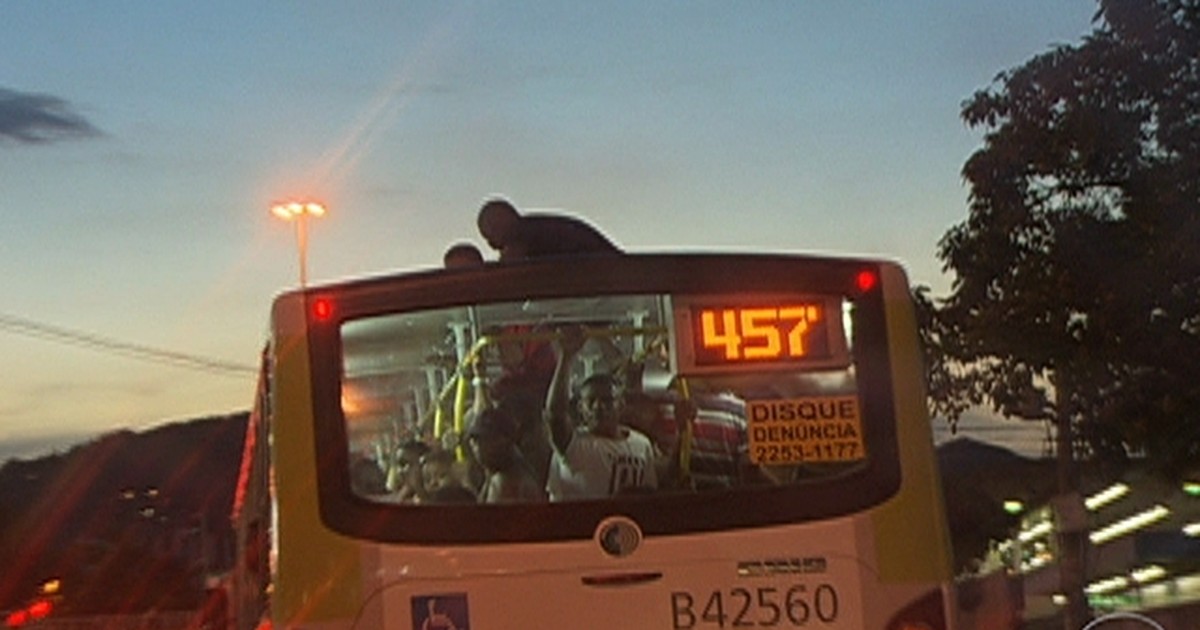G1 - Imagens mostram dois homens viajando em teto de ônibus no Rio ...