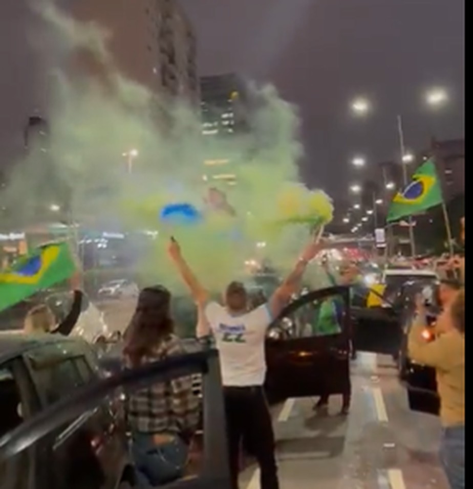 Carreata bolsonarista fecha avenida nos arredores do Aeroporto de ...