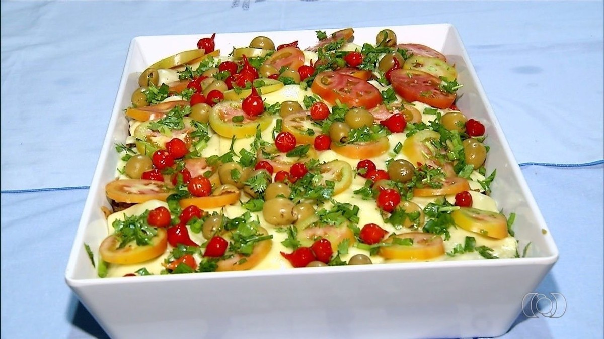 Cozinheira ensina como preparar panelinha com três tipos de carne ...