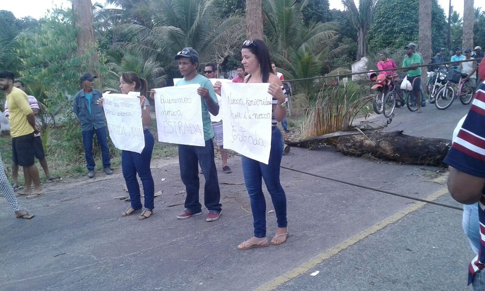 Grupo de manifestantes fecha a BA-274, em Canavieiras, e reivindica ...