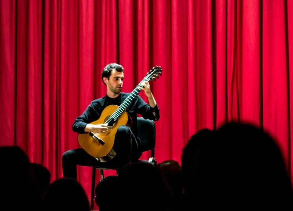 'Foi incrível', diz jovem violonista que ganhou uma das bolsas mais ...