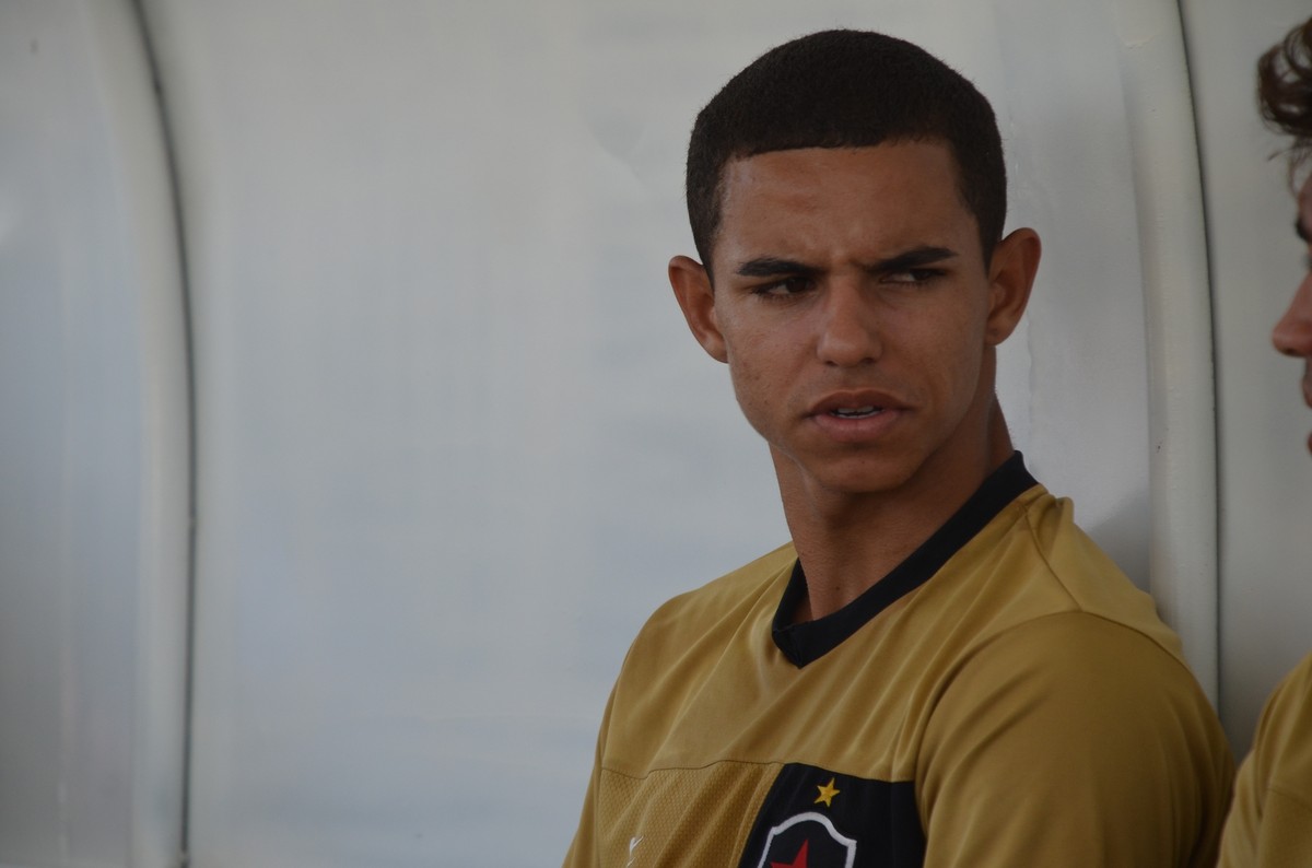 Djavan tranquiliza a torcida após sair de campo com falta de ar e dores ...