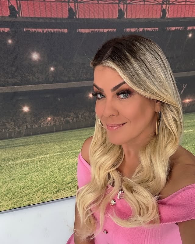 Saiba tudo sobre: Renata Fan