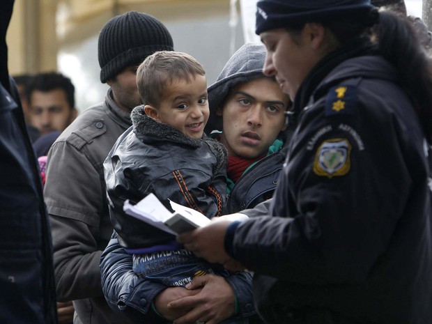 G1 - Macedônia fecha fronteira com a Grécia contra refugiados ...