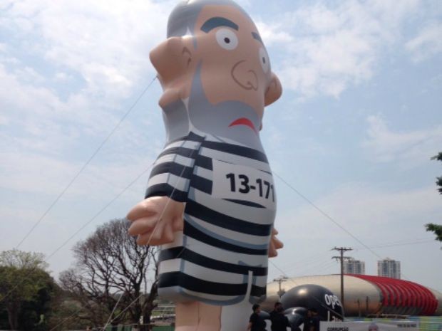G1 - Boneco inflável de Lula é montado na frente do Aquário do Pantanal ...