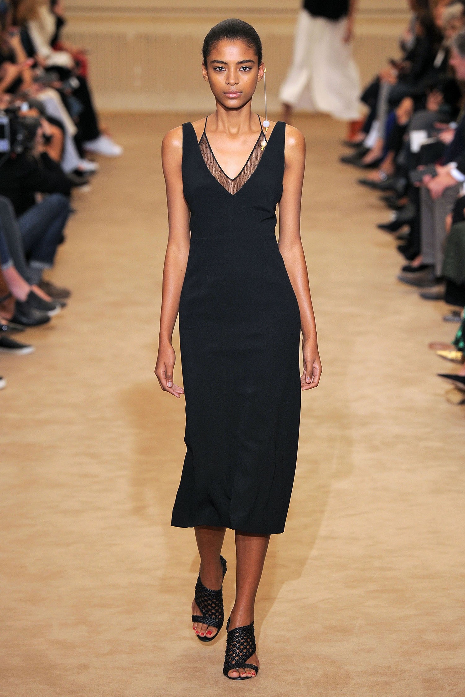 Roland Mouret renova seu icônico galaxy dress | Desfiles | Vogue