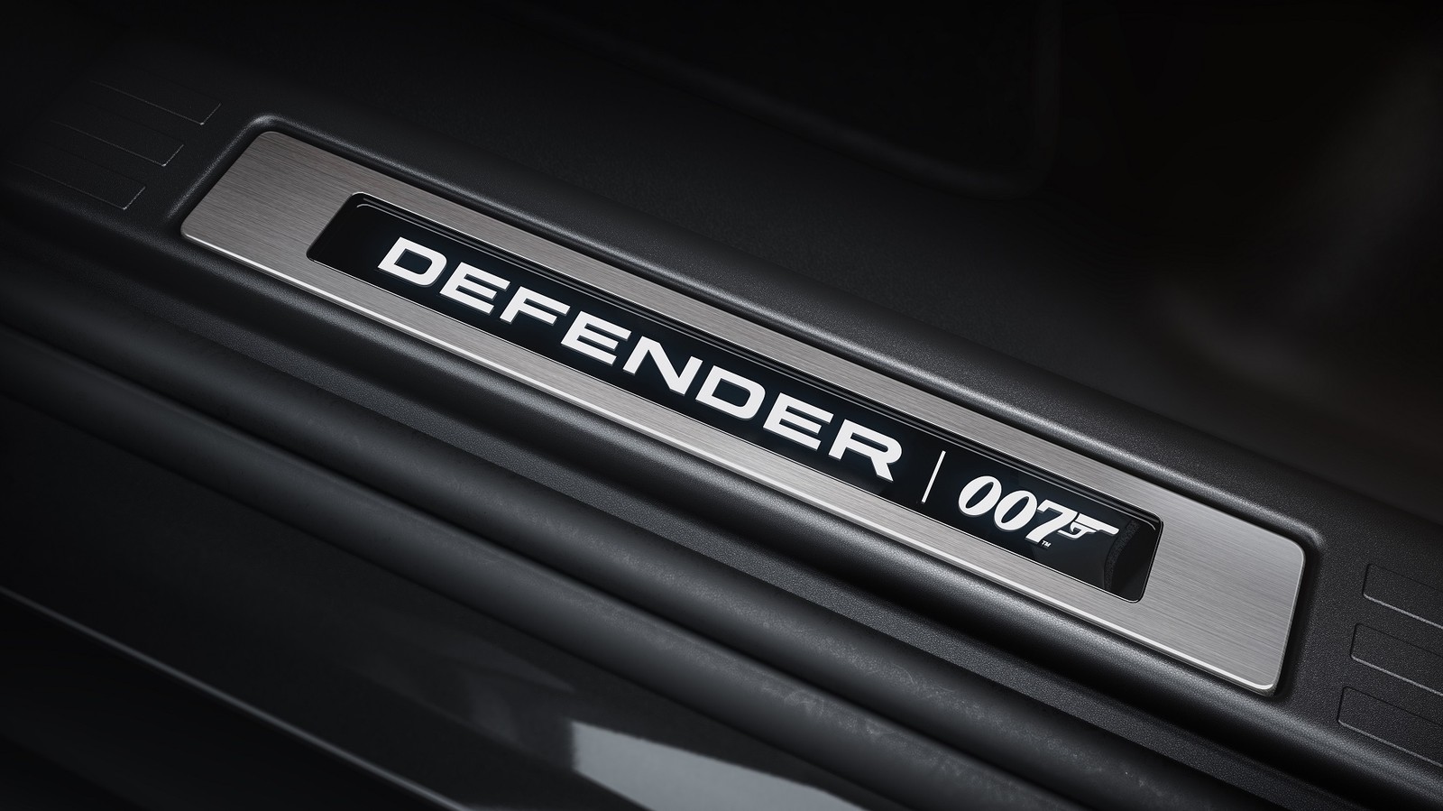 Land Rover Defender estreia versão em novo filme do 007, mas ...
