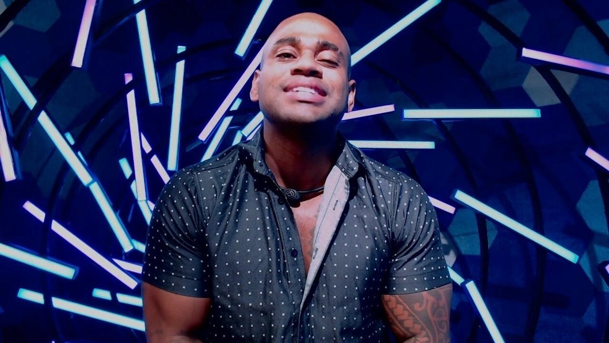 No Raio-X, Cezar canta e desabafa sobre alianças: 'Isso me deixa bem ...