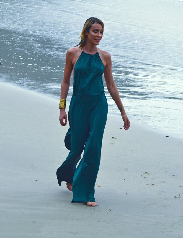 Carol Marra mostra corpaço em ensaio de biquíni na Espanha - Quem ...