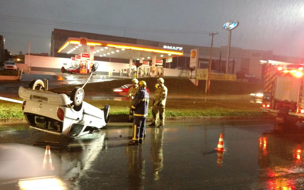 Carro capota após bater em poste em manhã de chuva no DF | Distrito ...