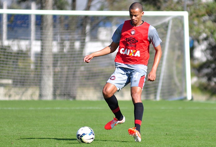 De herói a vilão: zagueiro Cleberson tenta a volta por cima no Atlético ...