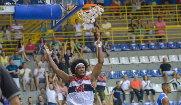 Pivô do Franca "estuda" NBA para surpreender no torneio de enterradas