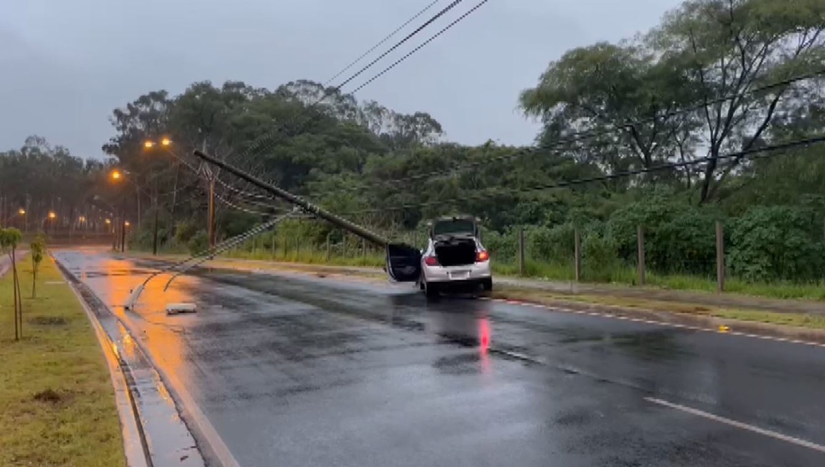 Carro bate em poste e avenida é interditada em Ribeirão Preto, SP | Ribeirão Preto e Franca | G1