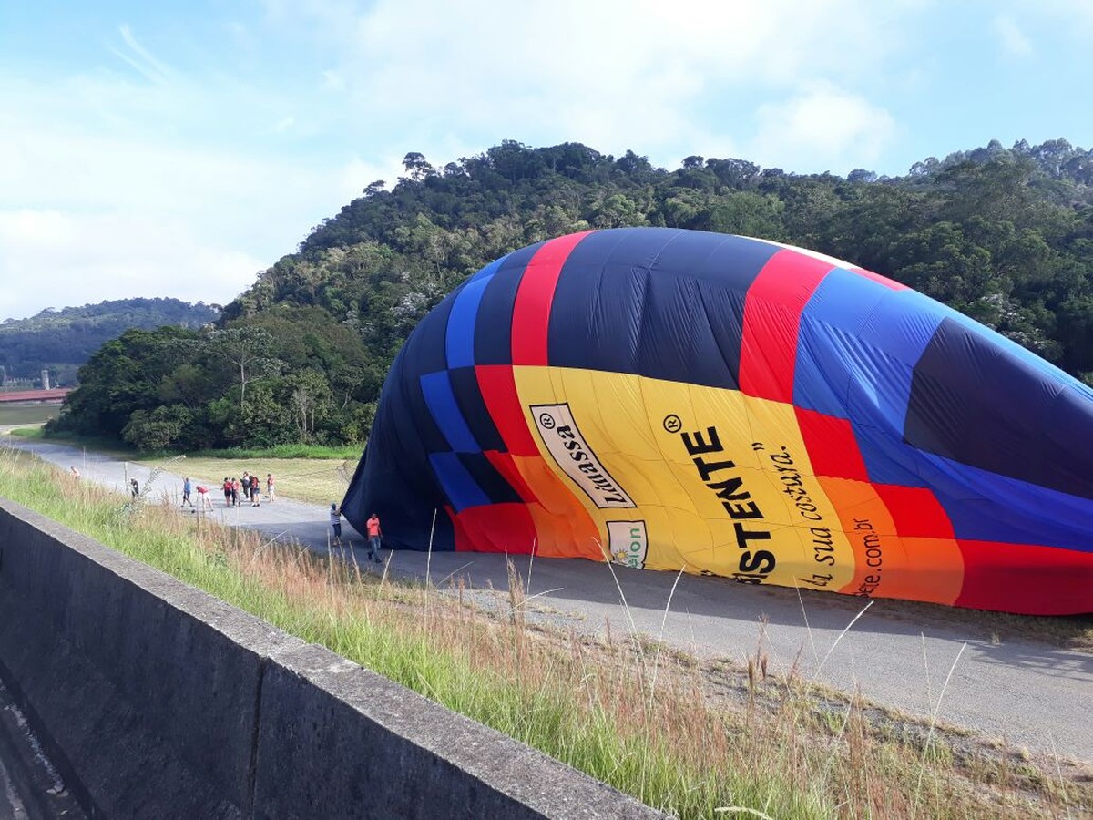 Balão chama atenção de motoristas às margens da rodovia Dom Pedro 1º ...