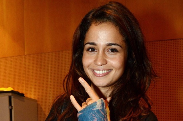 Nanda Costa: braço imobilizado com estilo - Patrícia Kogut, O Globo