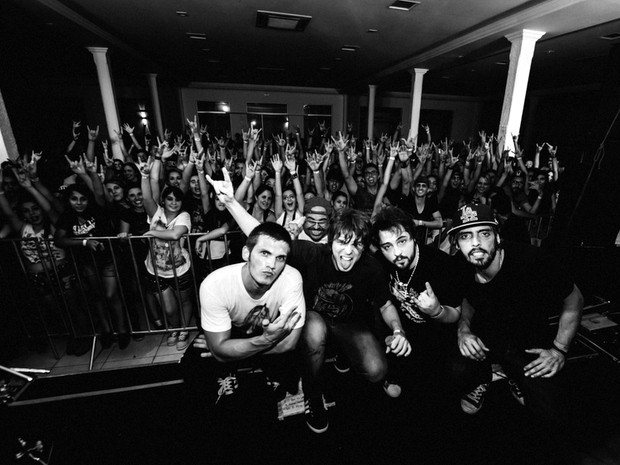 G1 - Banda Trela faz show em Piracicaba com participação de ex-Charlie ...