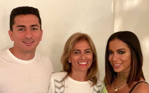 Na Argentina, Anitta posa com mãe e irmão e compartilha clique nas ...