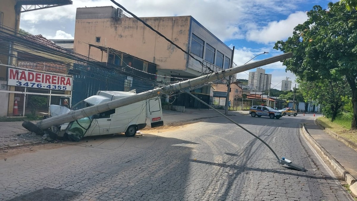Carro bate, derruba poste e interdita avenida no Paquetá, em BH | Minas Gerais | G1