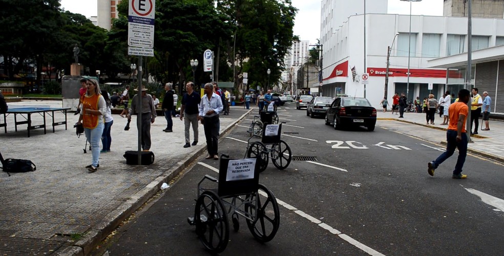 Ação ocupa vagas de carros com cadeiras de rodas no Centro de ...