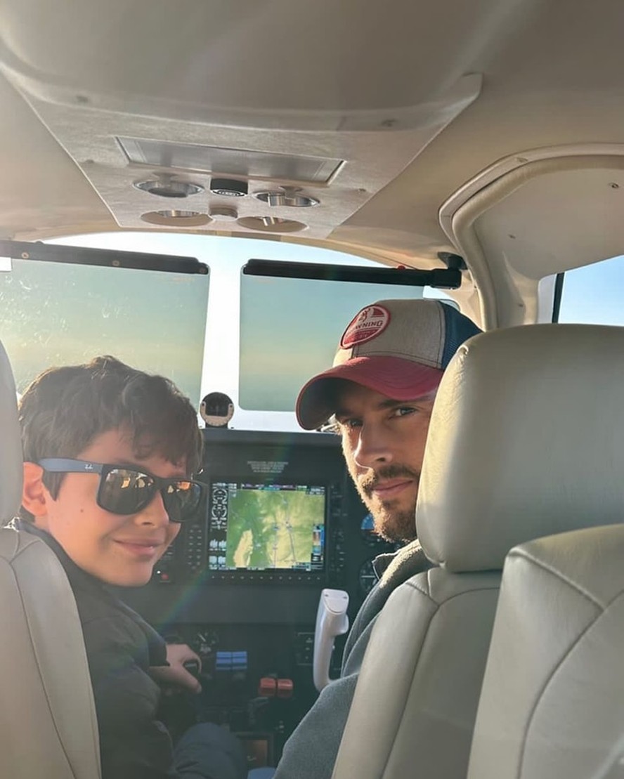 Enterro de pai e filho mortos em acidente de avião em Rondônia reúne ...