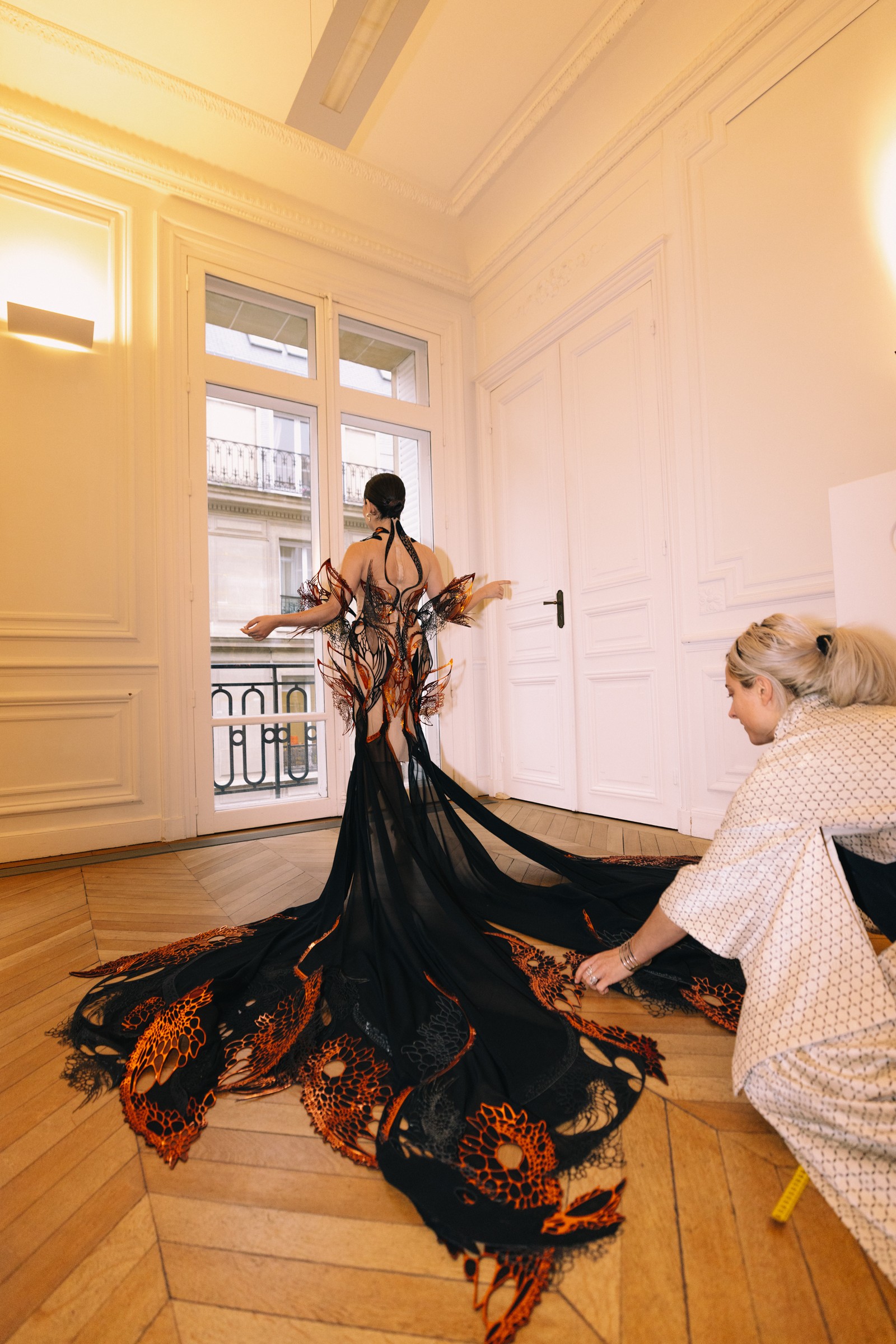 Gkay surge deslumbrante no terceiro dia da Semana de Moda de Paris ...