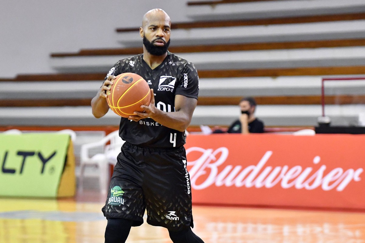 Aos 40 anos, Larry Taylor renova contrato para jogar a 11ª temporada ...