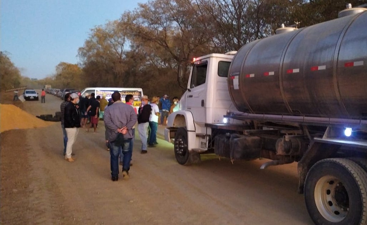 Trecho da BR-030, no sudoeste da BA, é liberado por manifestantes após ...