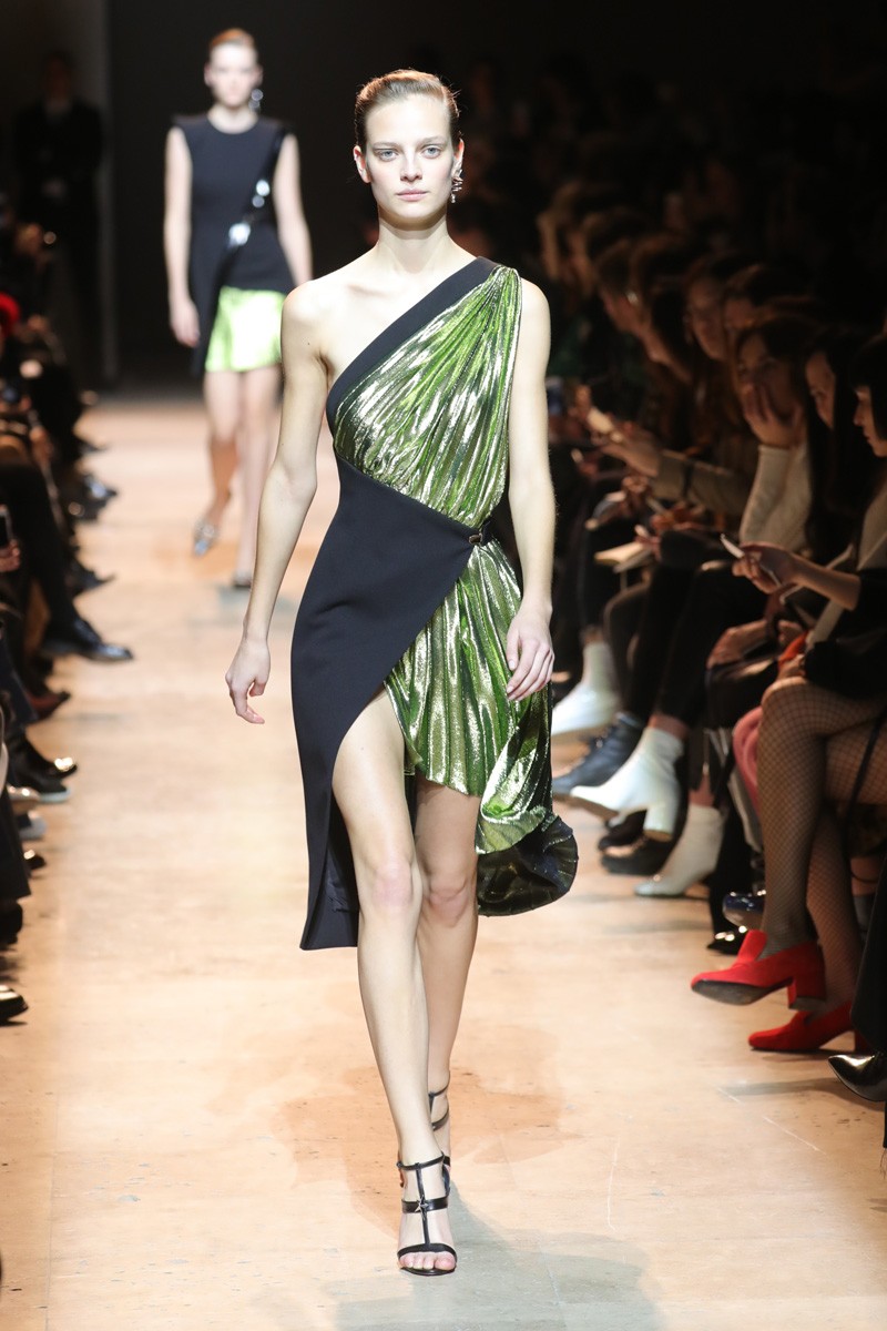 Mugler passeia em seu habitat natural com inverno 2018 oitentista ...