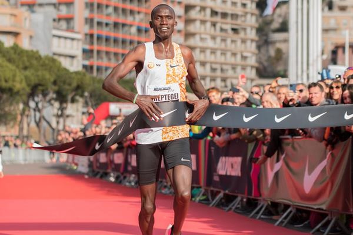 Atleta de Uganda quebra recorde e se torna o 1º homem a correr 5km ...