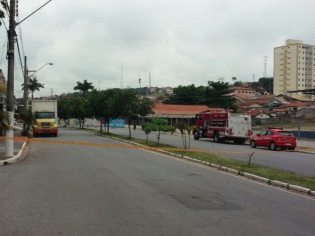 G1 - Produto tóxico vaza de caminhão e interdita rua do Mercatau em ...